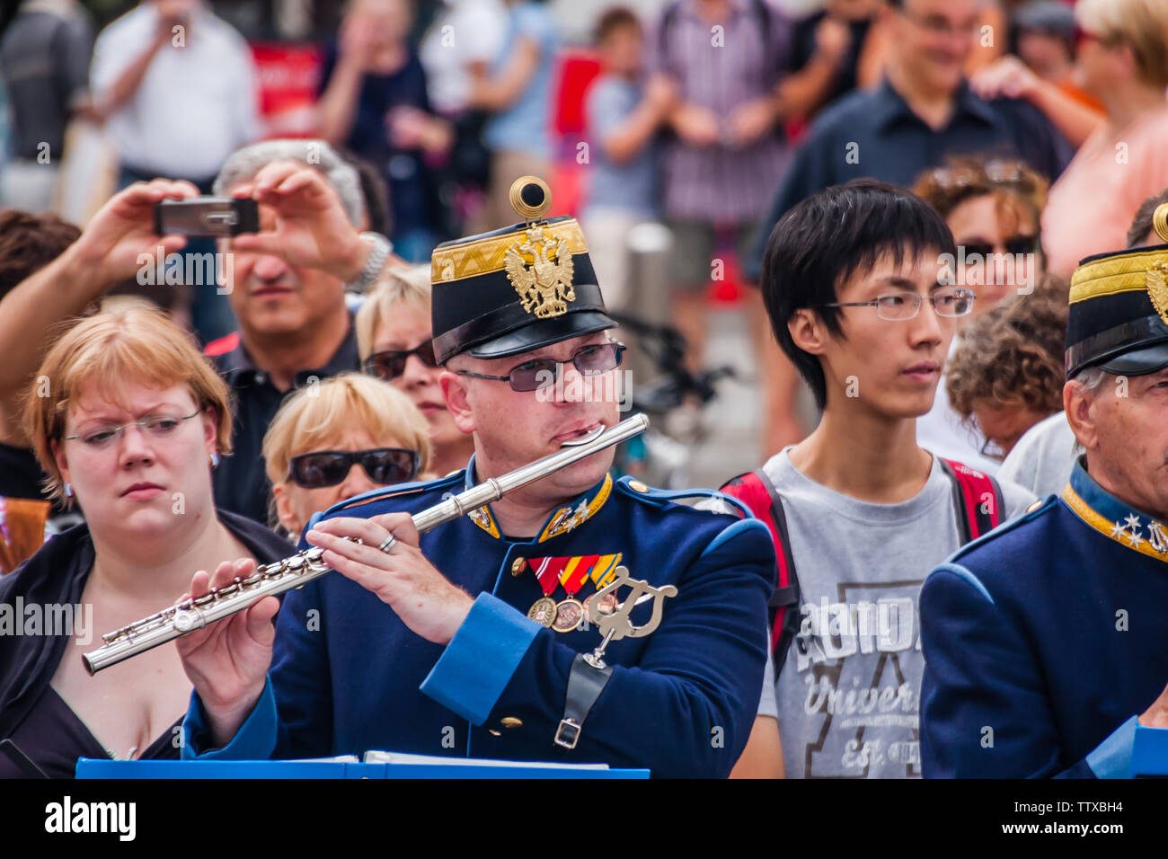 People watching street musician in hi-res stock photography and images ...