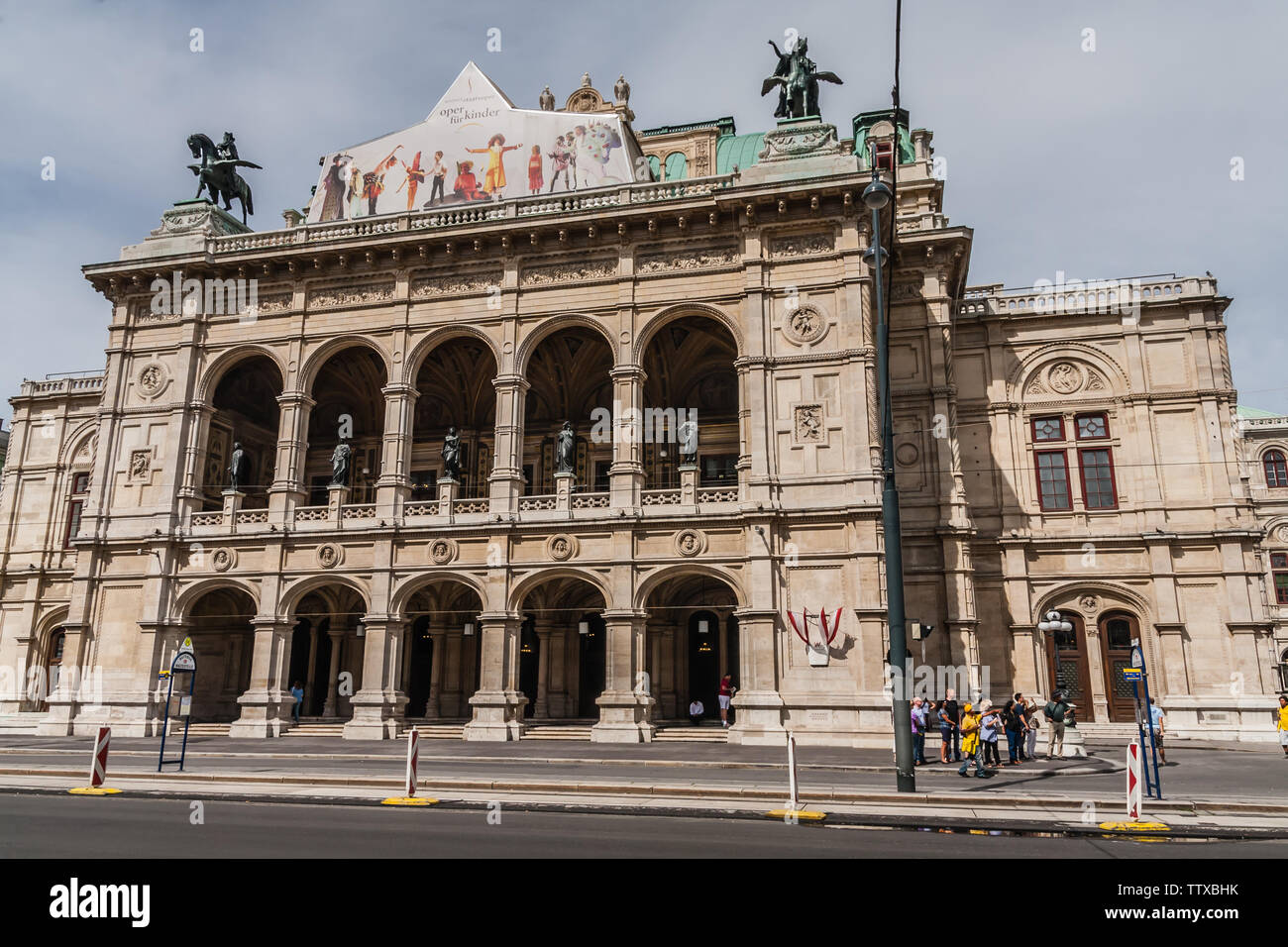 The front view of the Vienna State Opera Stock Photo - Alamy