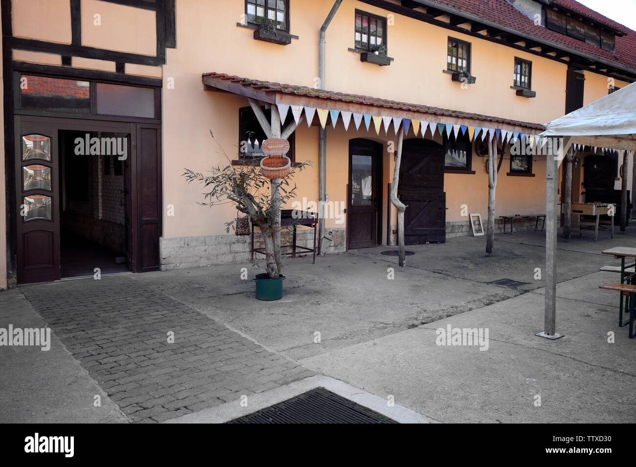 Exterior of beautiful modern cafe Stock Photo - Alamy