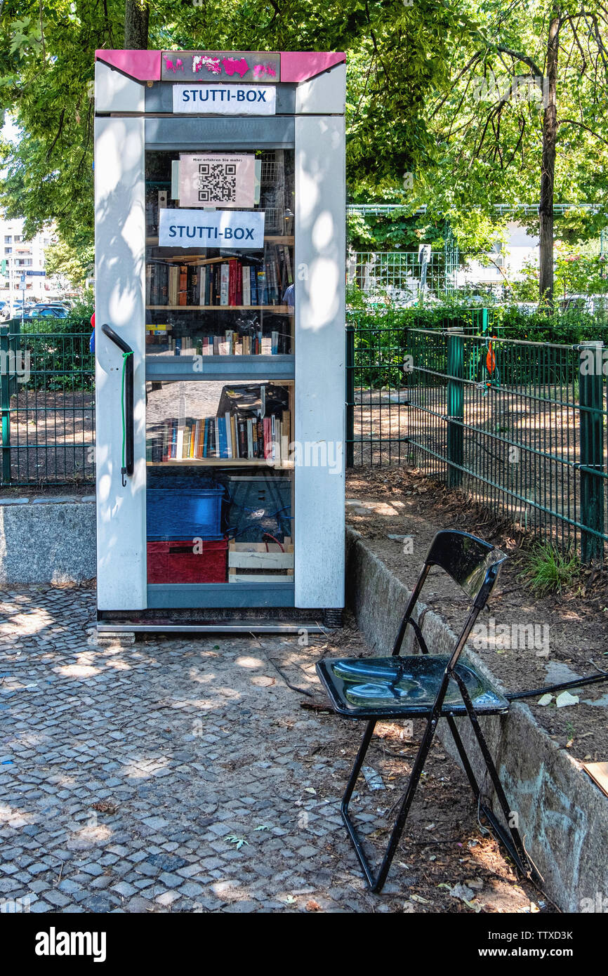 Stutti-Box. Tiny Library in an old telephone box, Miniature lending ...