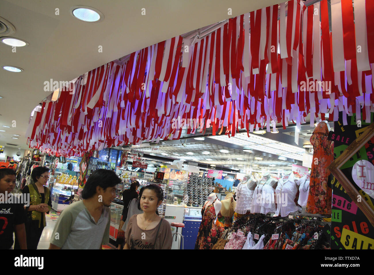 Supermarket customers asia hi-res stock photography and images - Alamy