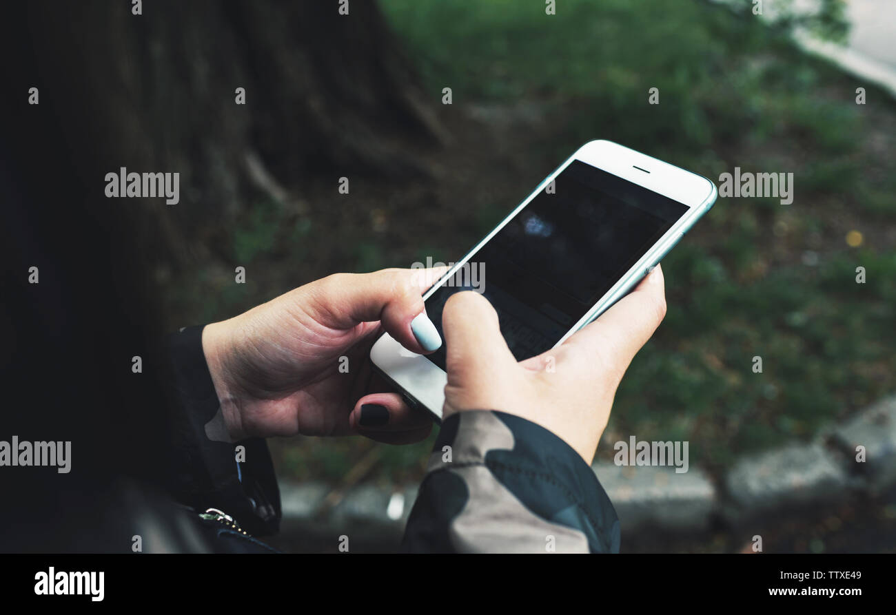 Hands texting hi-res stock photography and images - Alamy