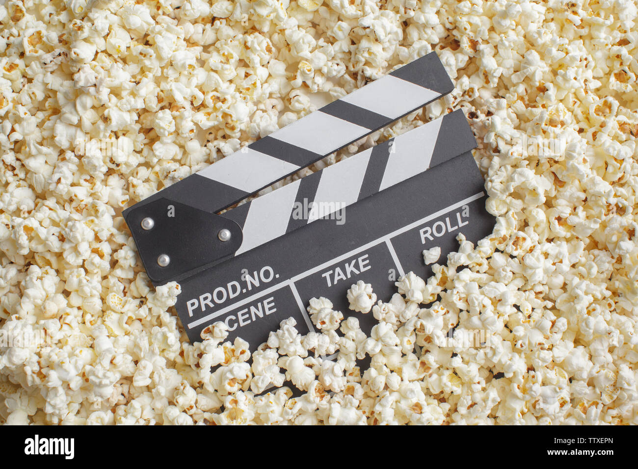 Movie clapboard and popcorn hi-res stock photography and images - Alamy