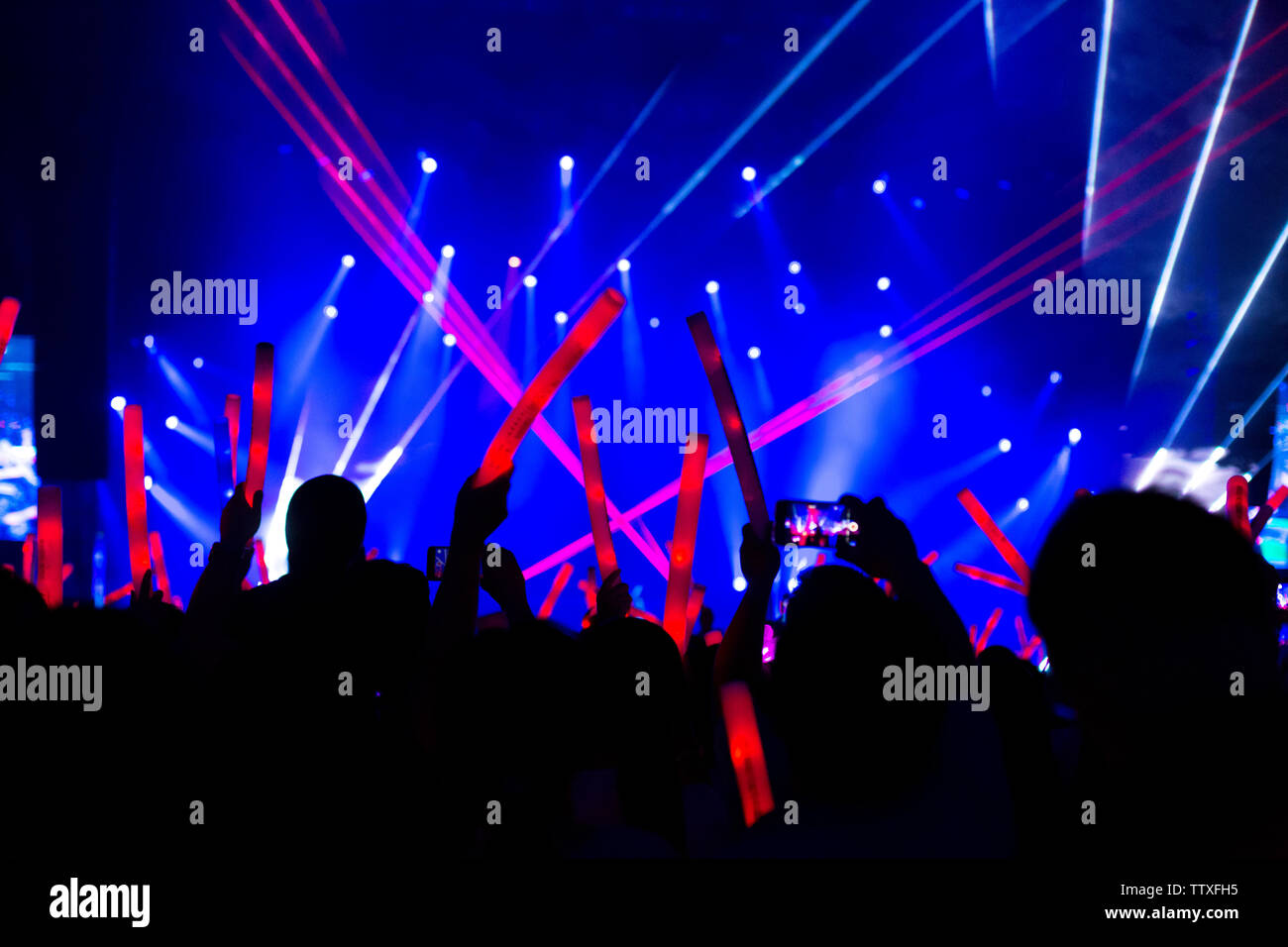 Concert crowd in hall hi-res stock photography and images - Alamy