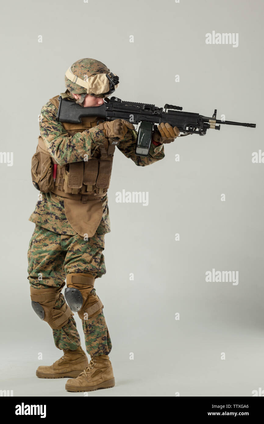 Soldier in camouflage holding rifle Stock Photo - Alamy