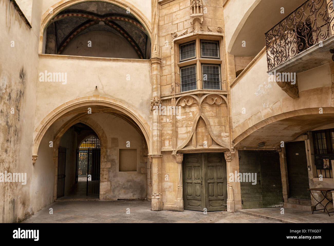 Lyon traboules hi-res stock photography and images - Alamy