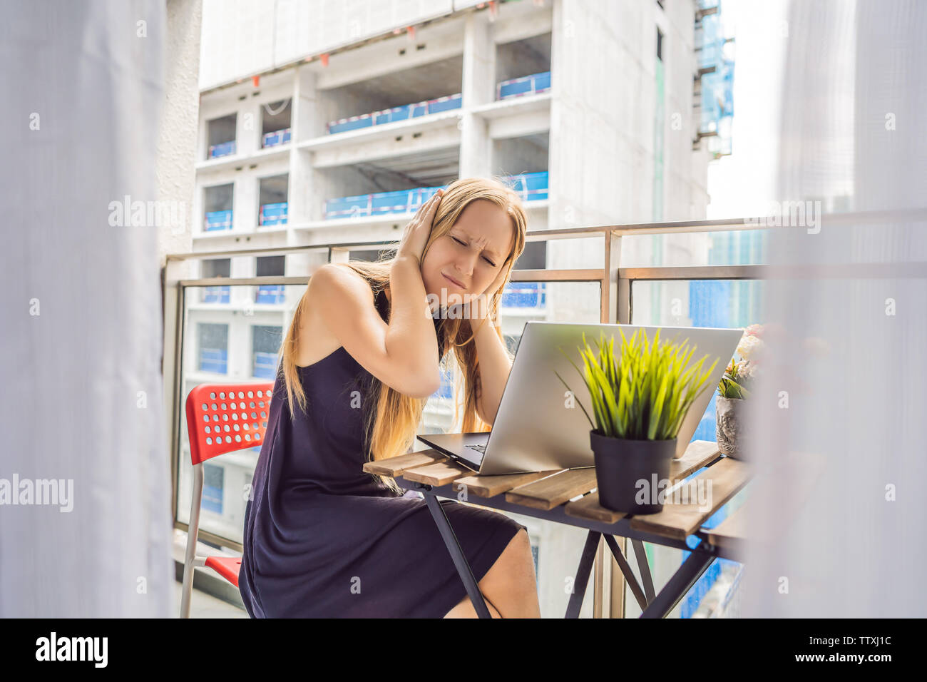 Noisy office trying work hi-res stock photography and images - Alamy