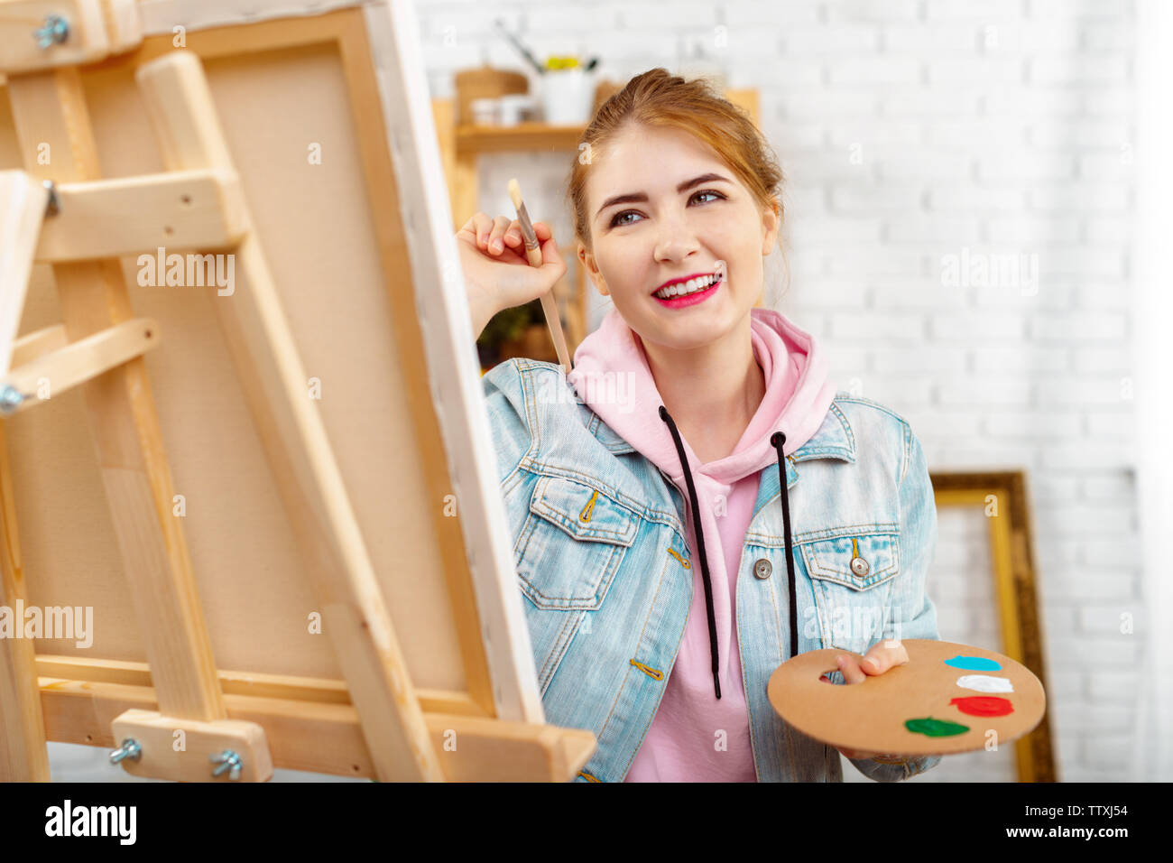 Beautiful young woman painter at work Stock Photo - Alamy