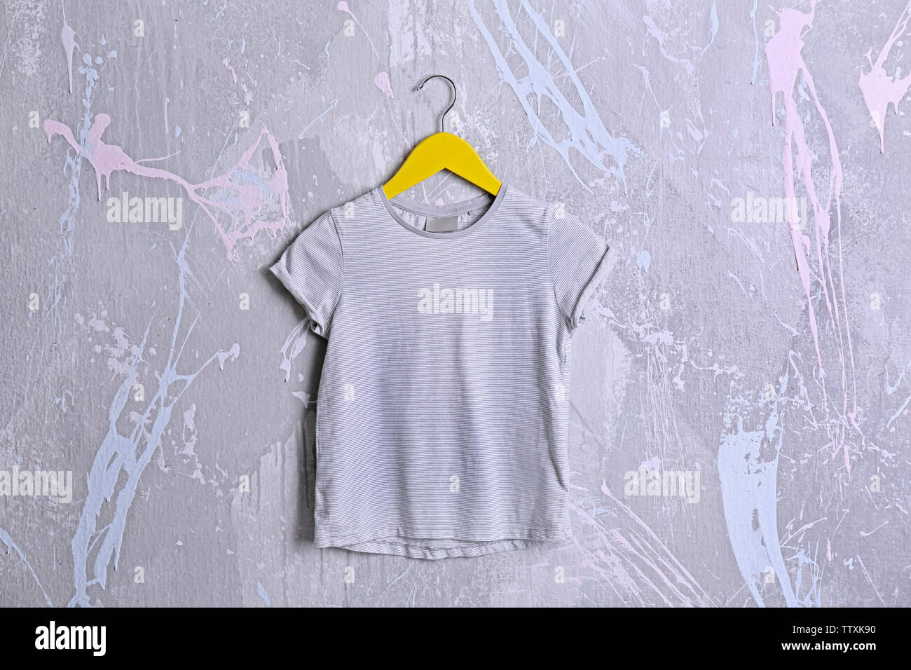Blank color t-shirt on grunge background Stock Photo - Alamy