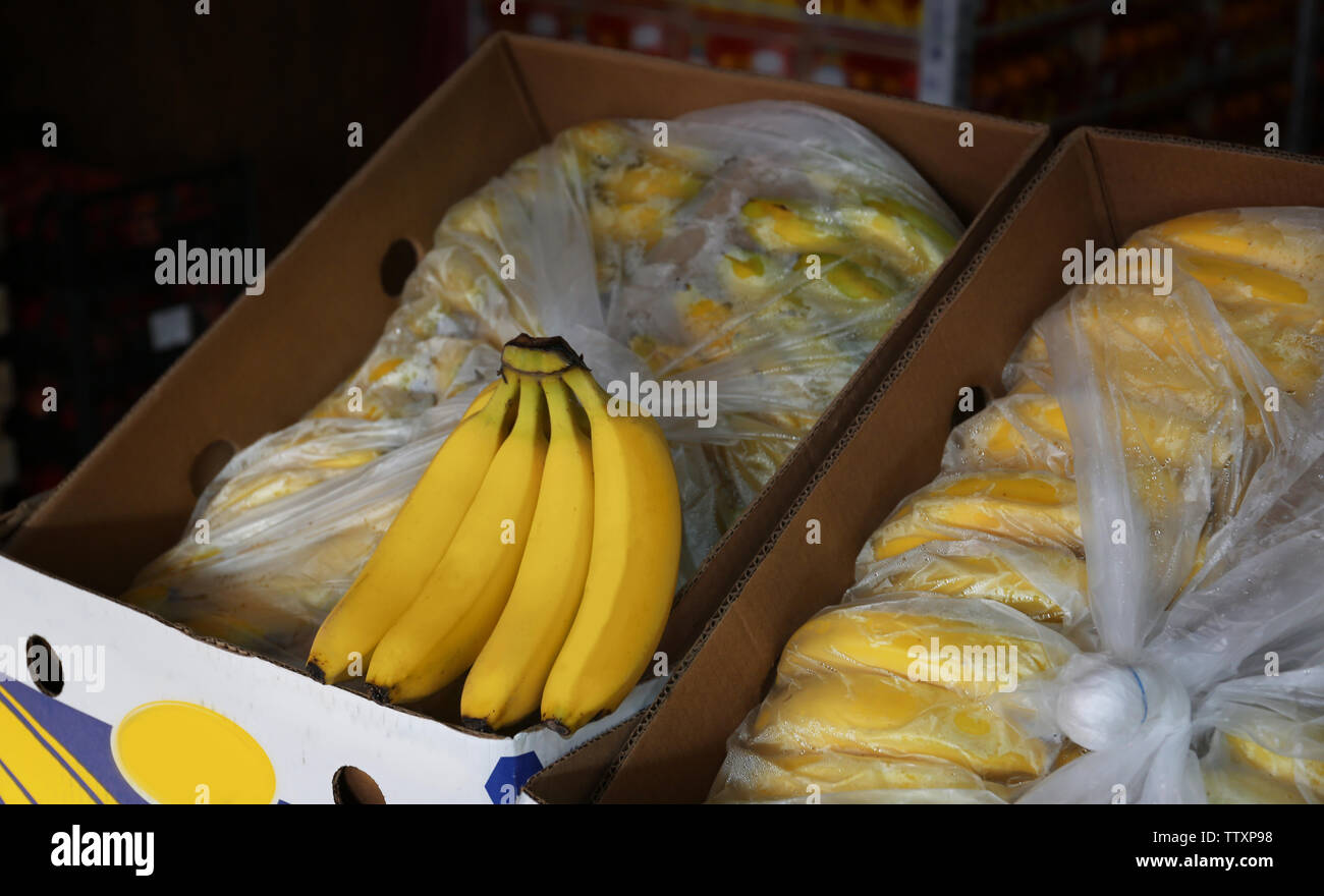 Bananas in cardboard box hi-res stock photography and images - Alamy