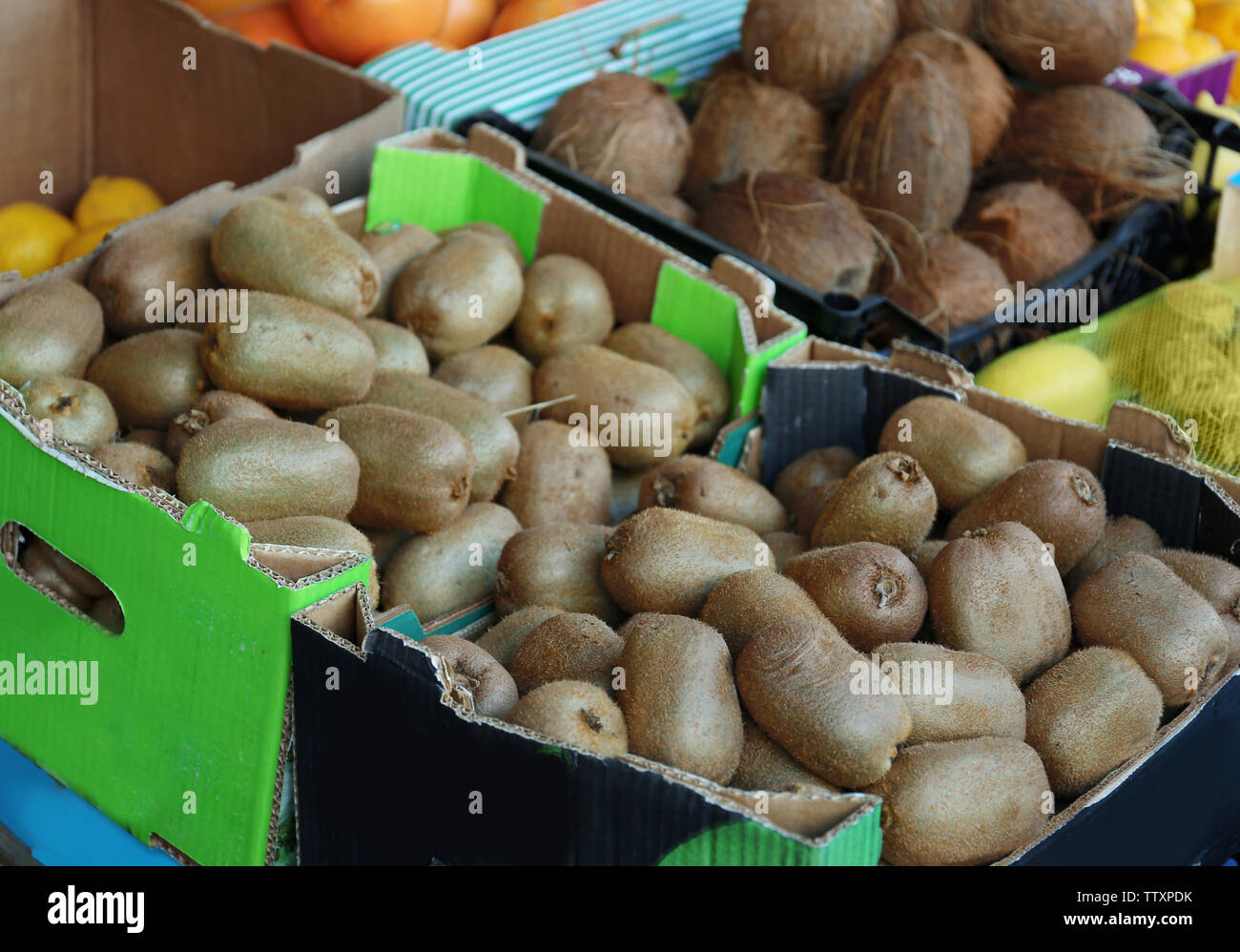 Cardboard boxes with kiwi on market Stock Photo - Alamy