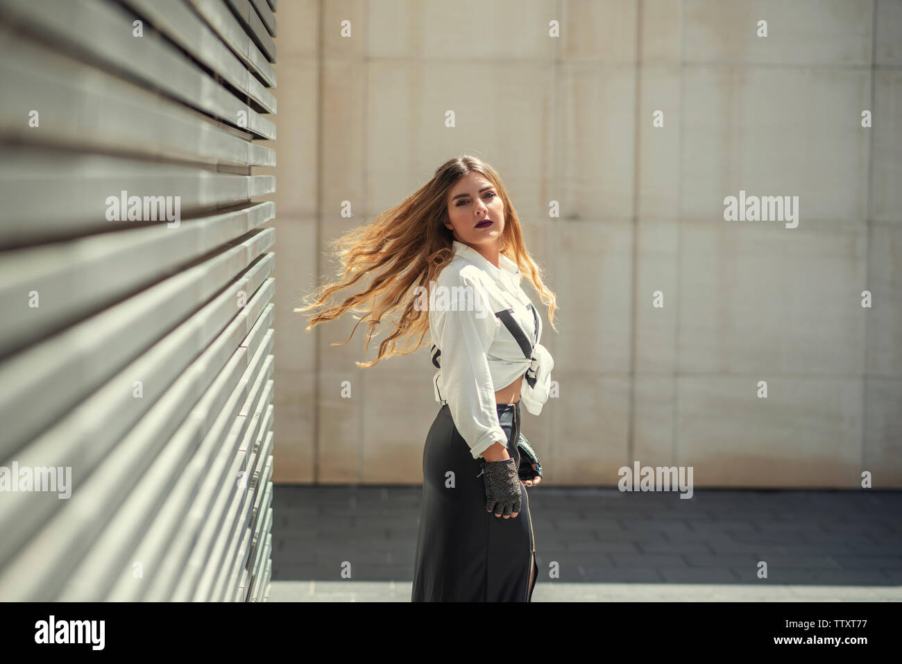Woman looking behind her hi-res stock photography and images - Alamy