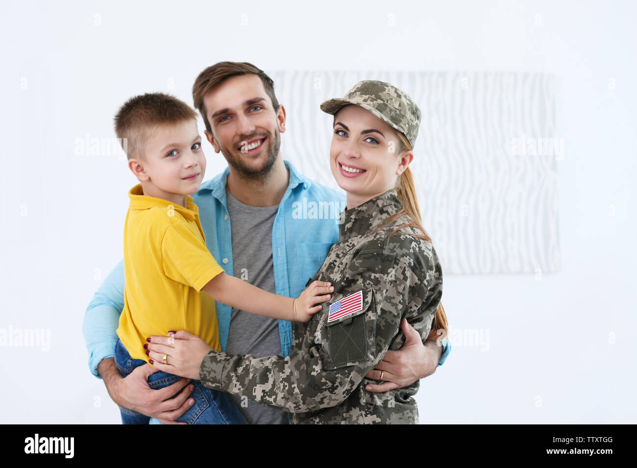 Soldier reunited with her family Stock Photo - Alamy