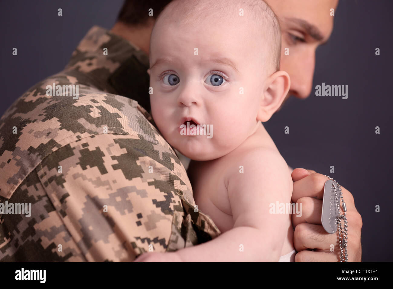 Military father baby hi-res stock photography and images - Alamy