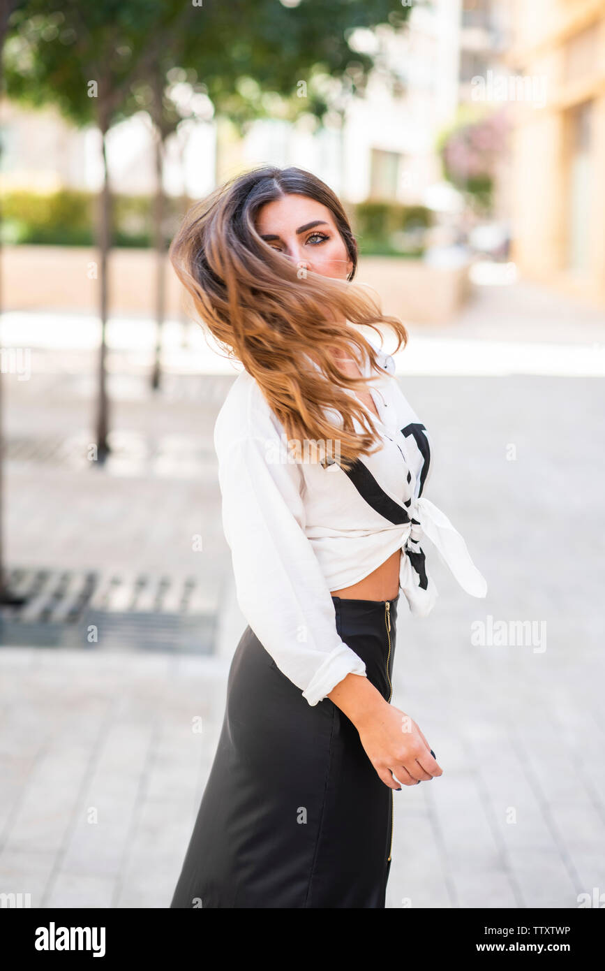 Chased woman looking back scared hi-res stock photography and images ...