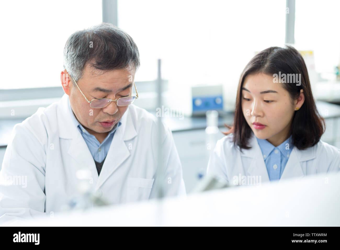 people doing chemical experiment in modern lab Stock Photo - Alamy