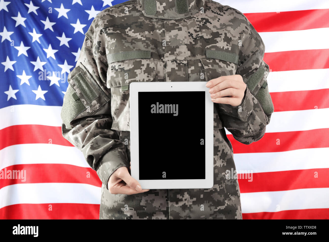 Soldier showing tablet computer hi-res stock photography and images - Alamy