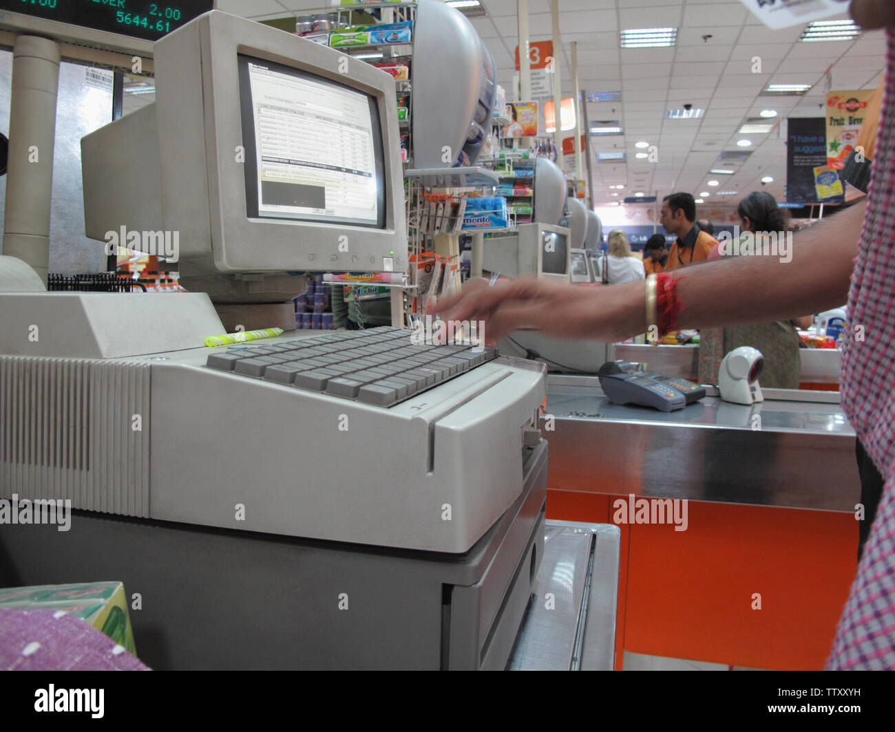 Supermarket checkout counters hi-res stock photography and images - Alamy