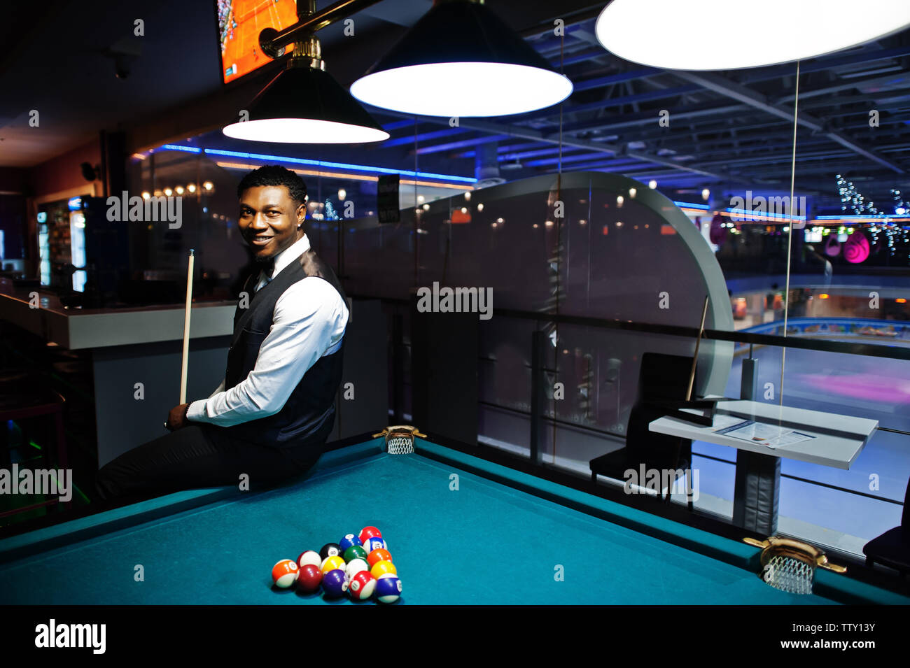 African american play pool hi-res stock photography and images - Alamy