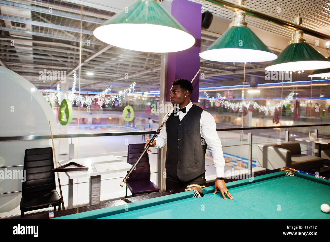 African american play pool hi-res stock photography and images - Alamy