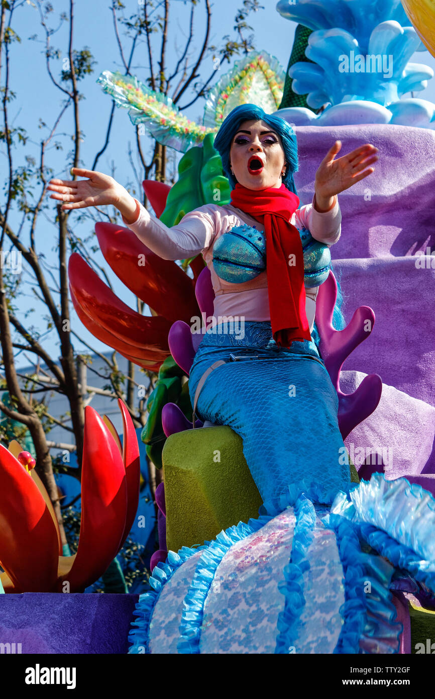 Parade float toys hi-res stock photography and images - Alamy