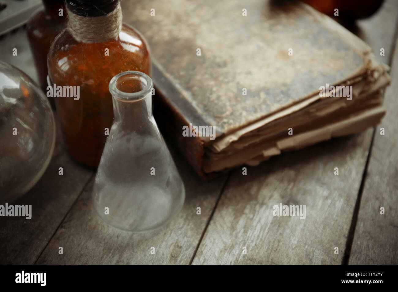 Vintage science lab equipment hi-res stock photography and images - Alamy