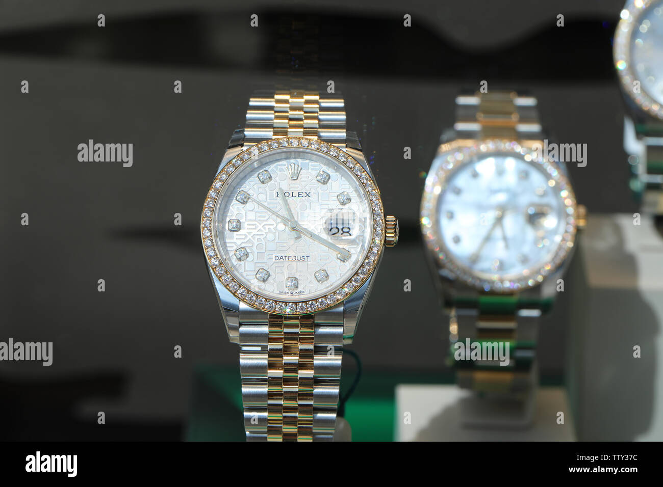 Rolex window display hi-res stock photography and images - Alamy