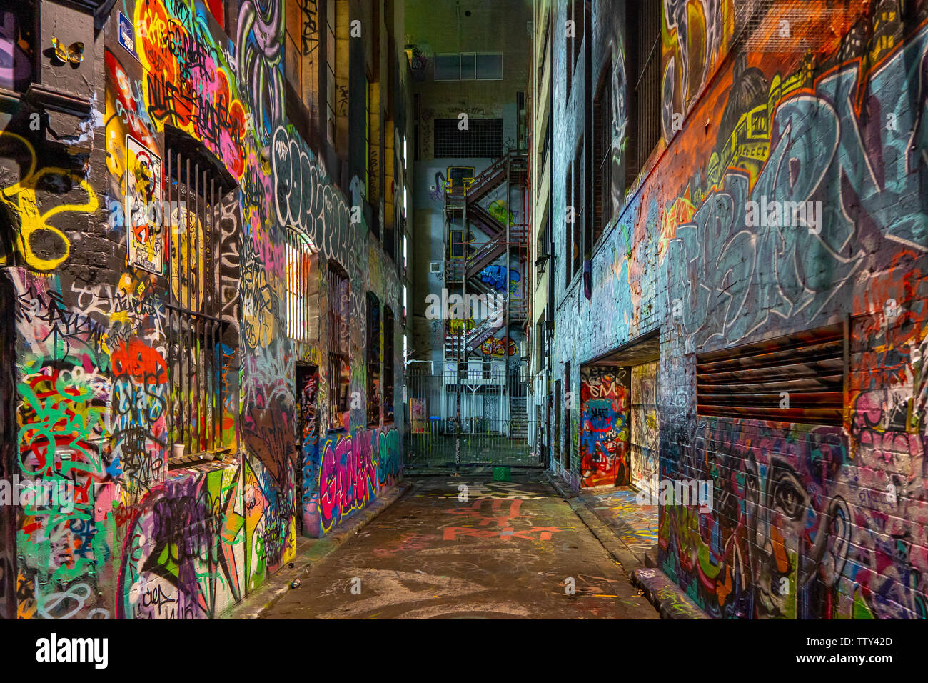 Famous Melbourne Hosier Lane covered in graffiti Stock Photo - Alamy