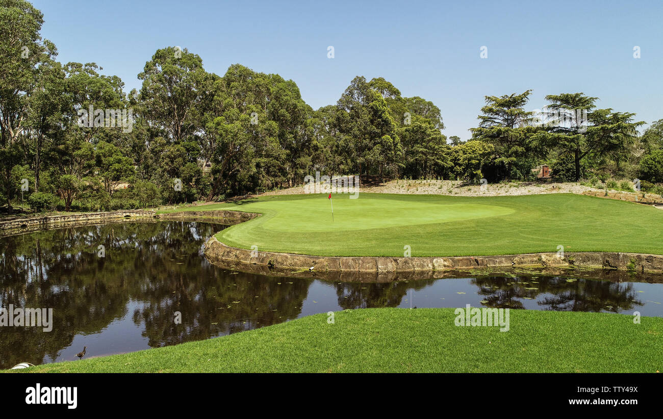 Golf green water hazard hi-res stock photography and images - Alamy