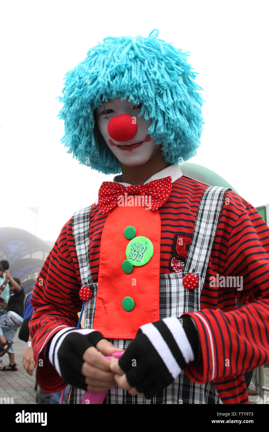 Clown performing children hi-res stock photography and images - Alamy