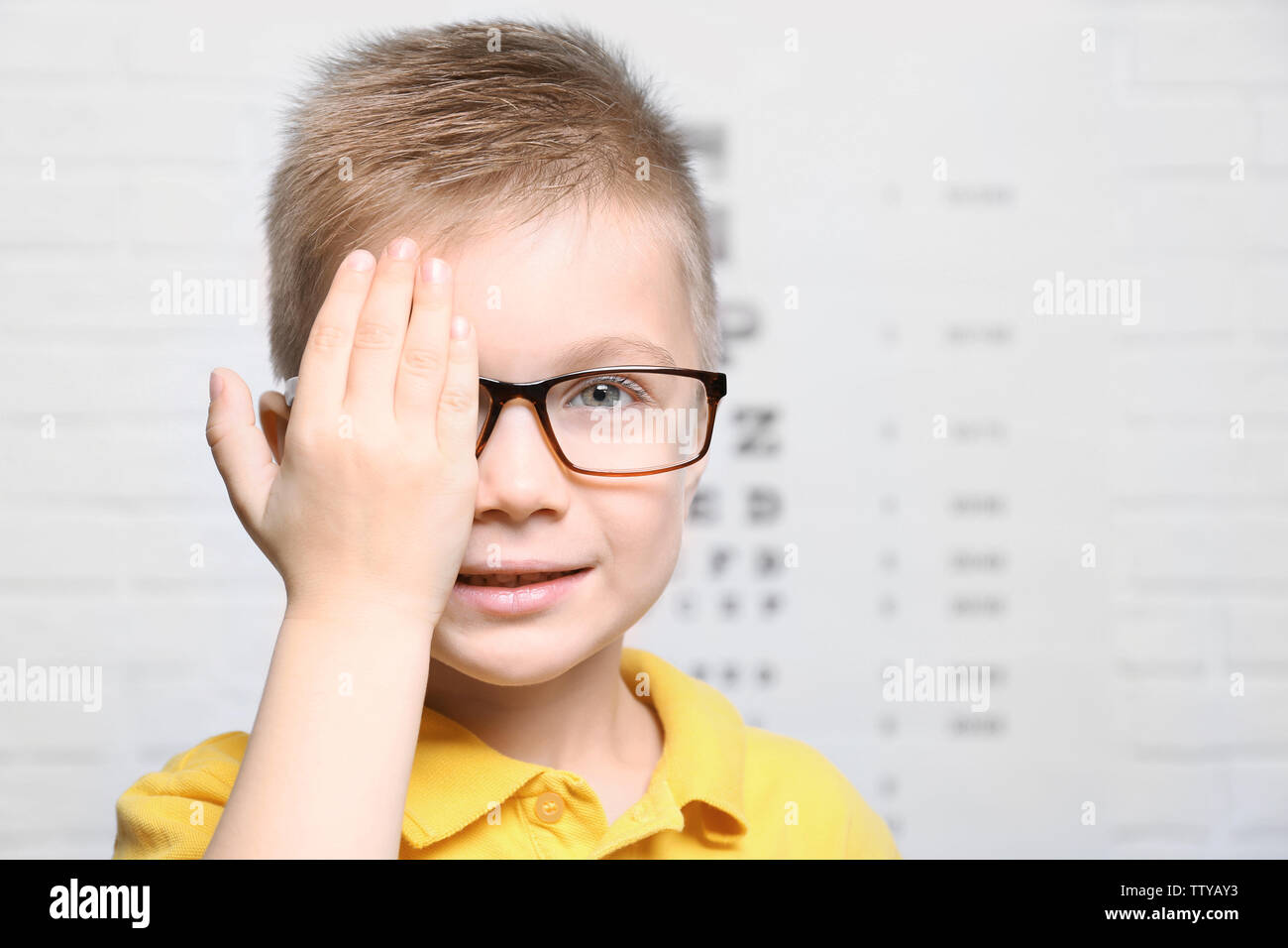 Person having eye test hi-res stock photography and images - Alamy