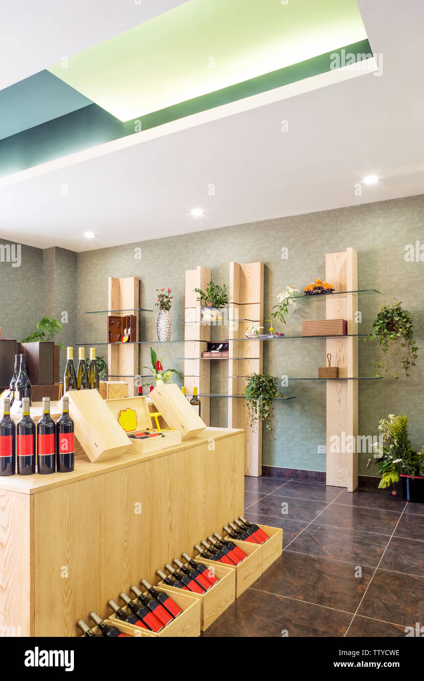 Modern wine shop Stock Photo - Alamy