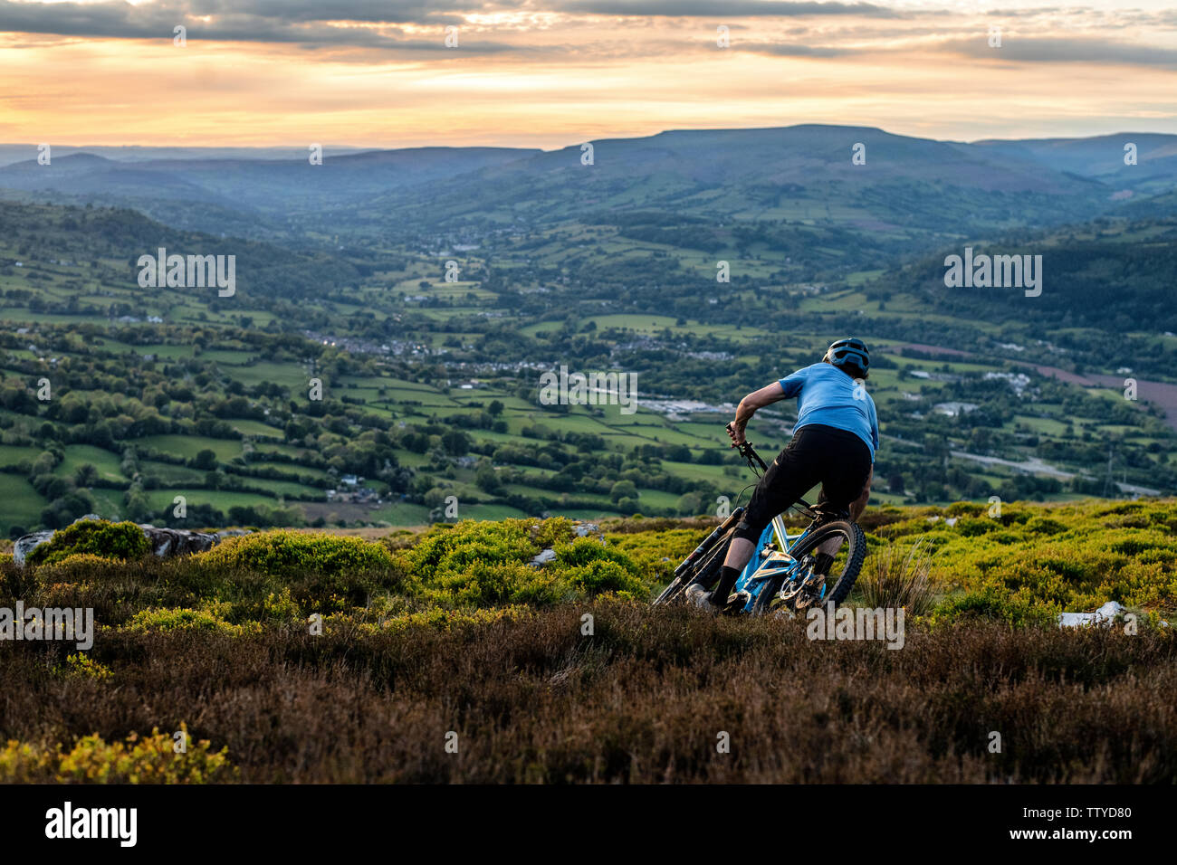 Man riding bike in mountains wales hi-res stock photography and images ...