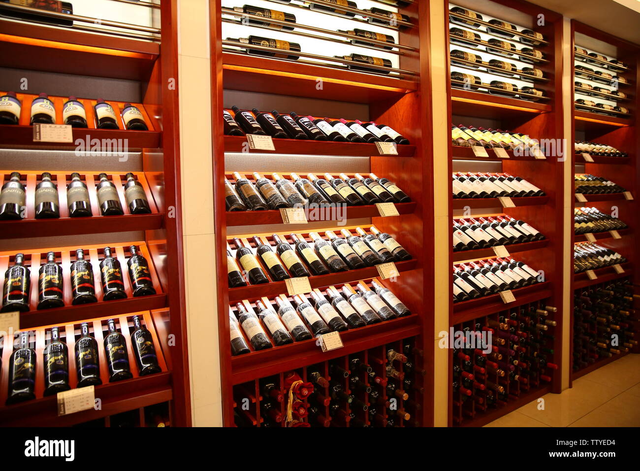Liquor cabinet hi-res stock photography and images - Alamy