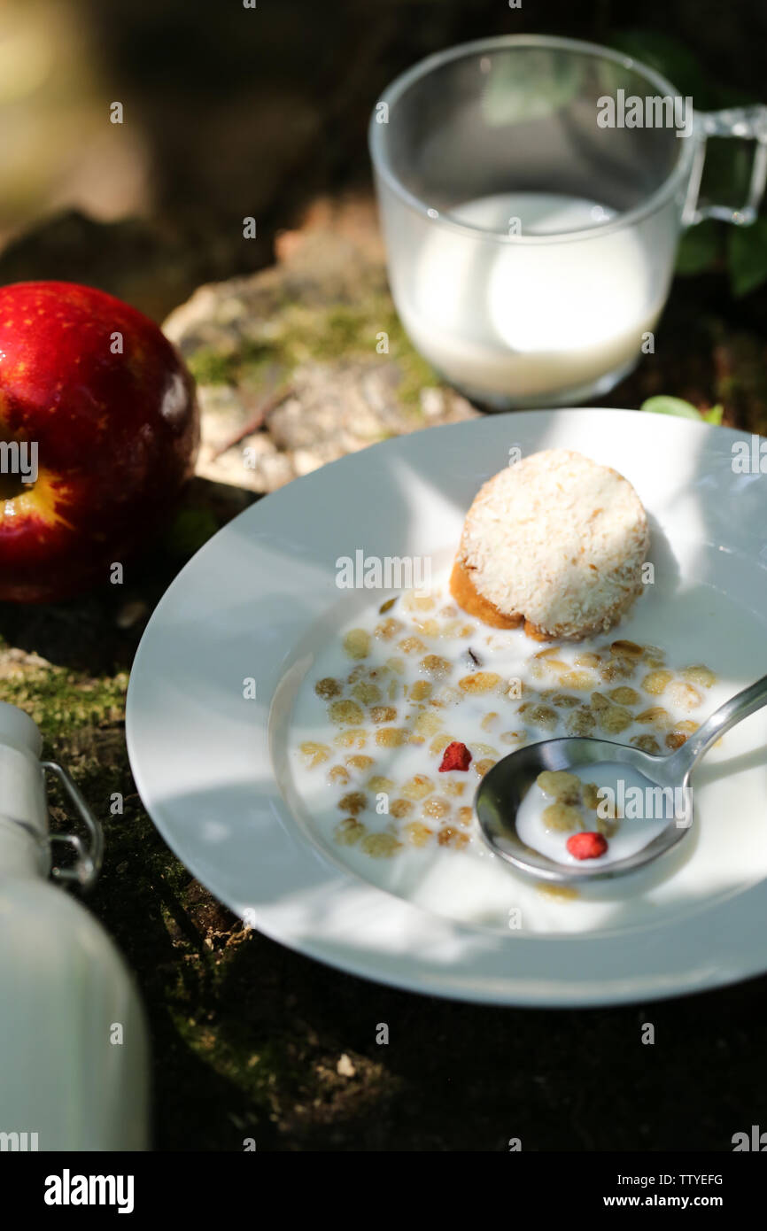 Bread, milk, breakfast Stock Photo - Alamy