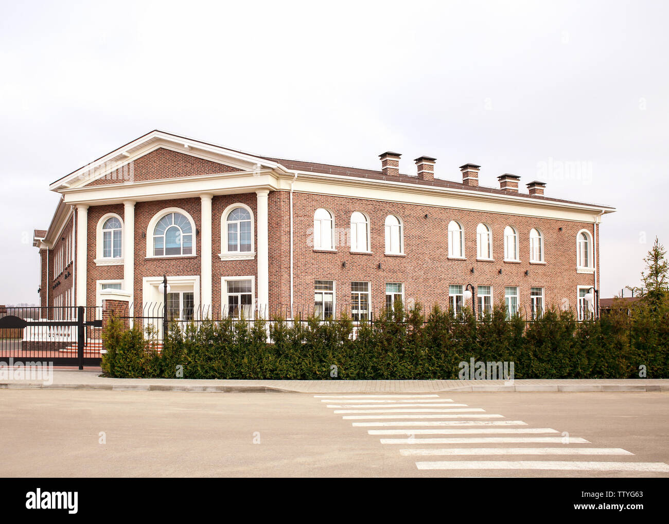 Exterior of elementary school building Stock Photo - Alamy