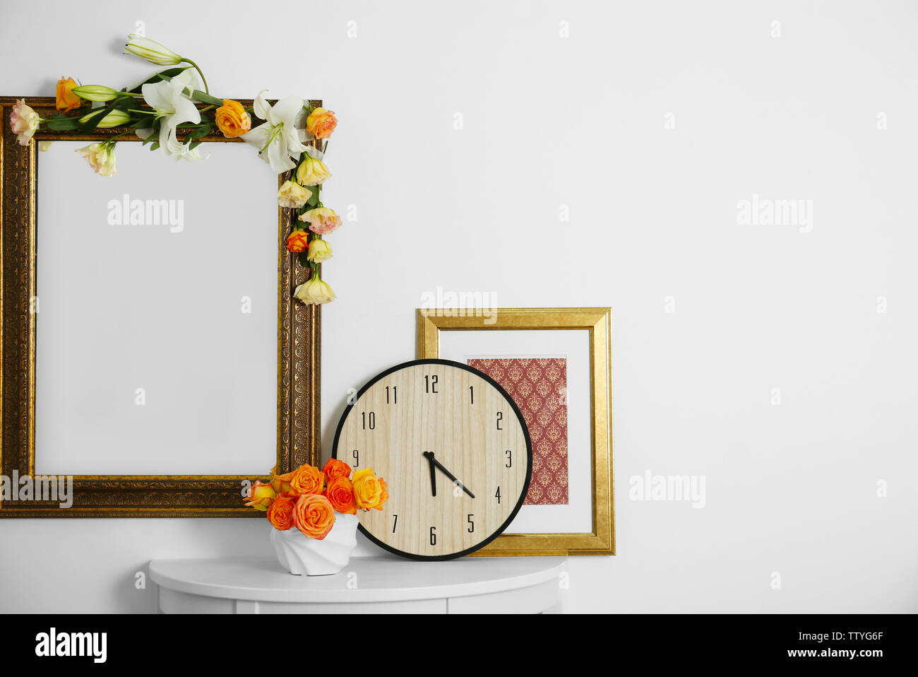 Room decorated with flowers hi-res stock photography and images - Alamy