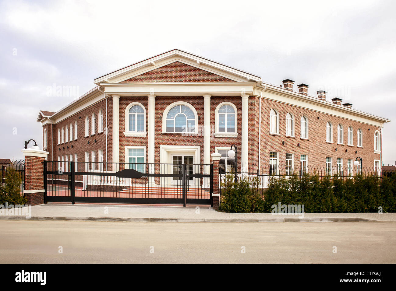 Exterior of elementary school building Stock Photo - Alamy