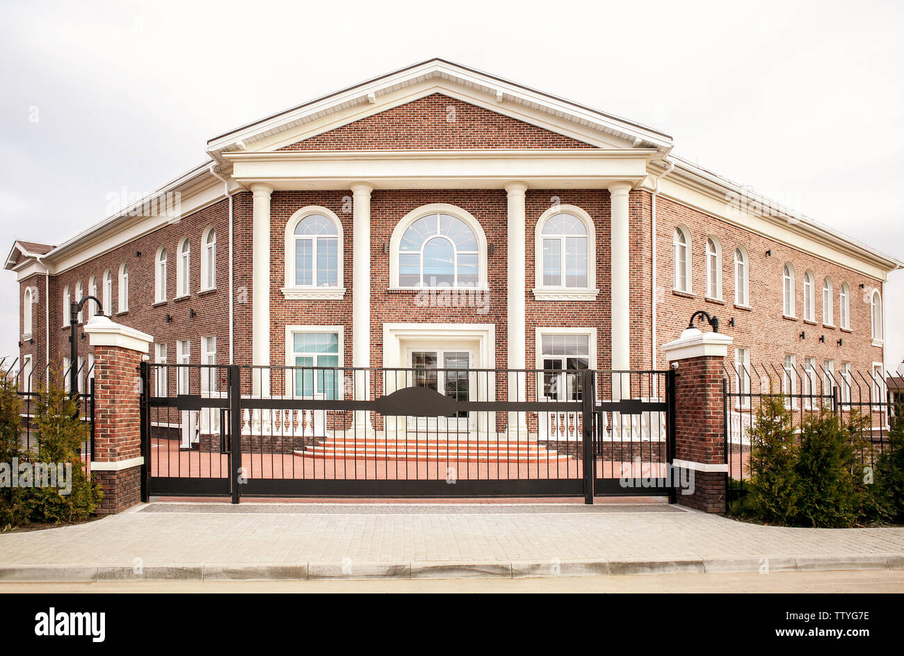 Exterior of elementary school building Stock Photo - Alamy