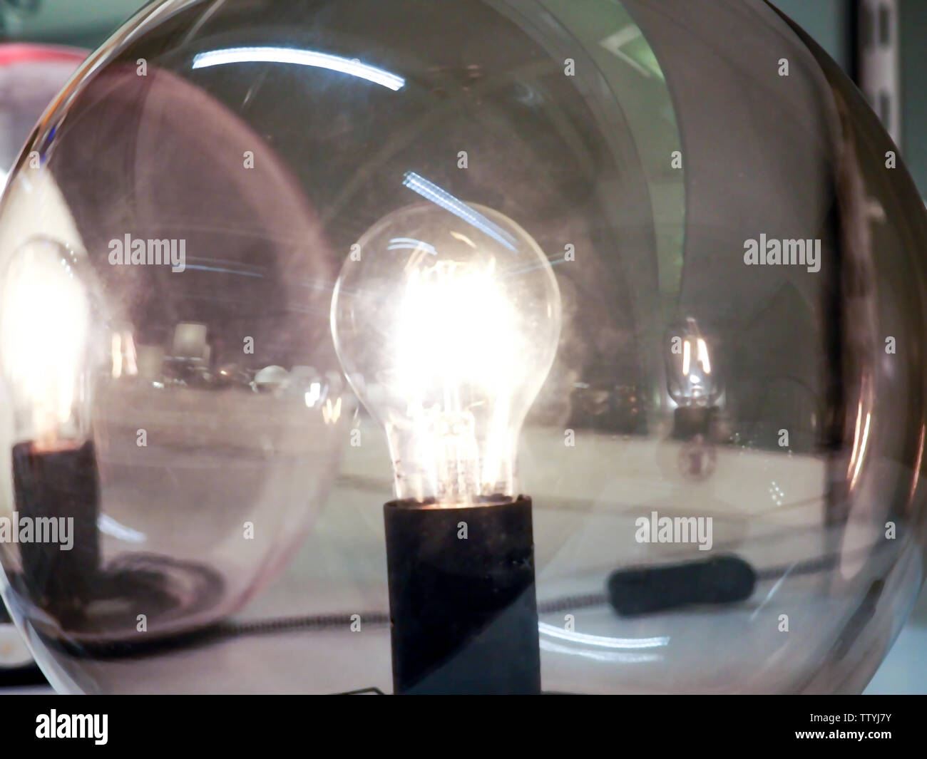 Shining bulbs hi-res stock photography and images - Alamy