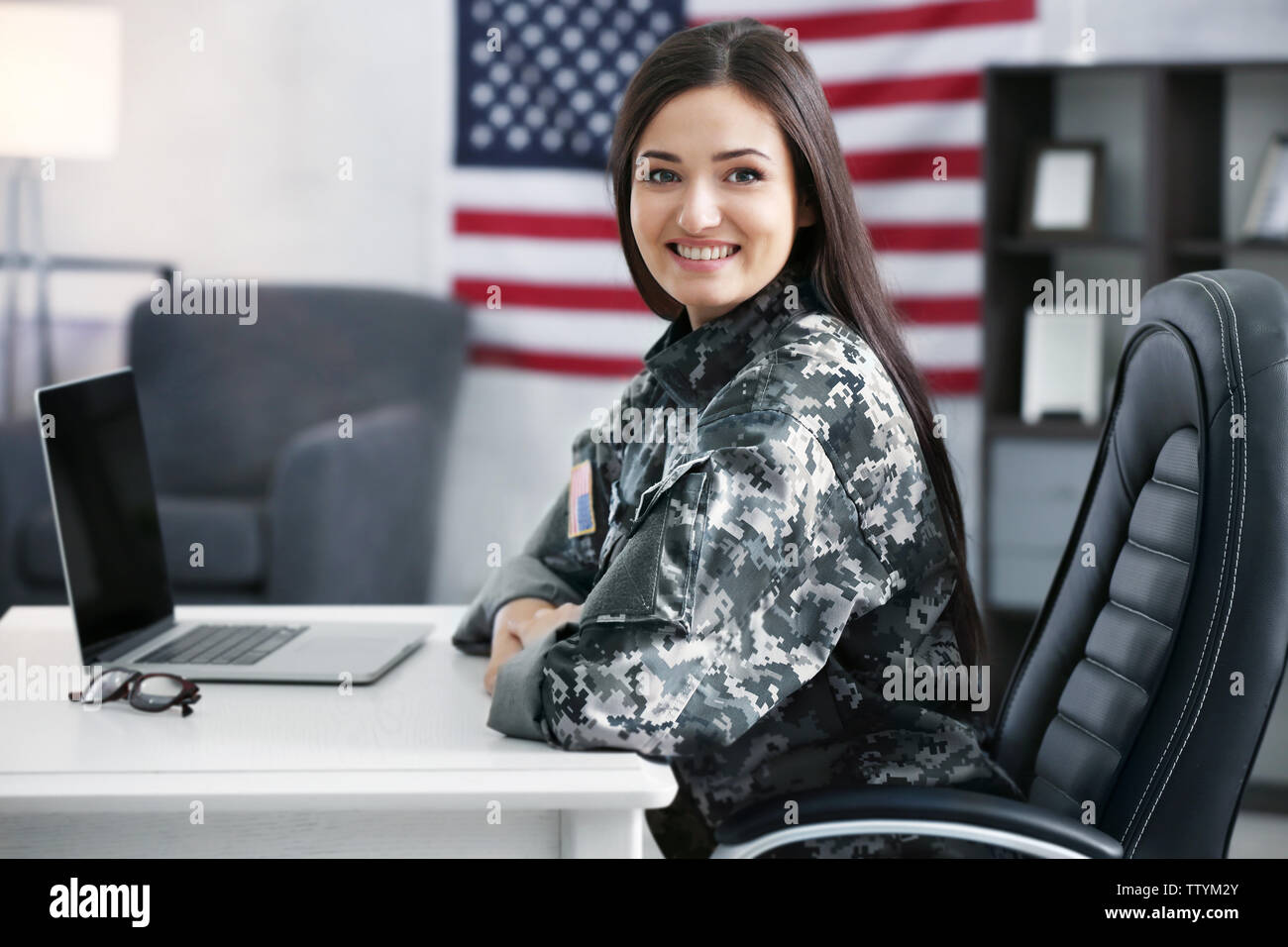 Female military table hi-res stock photography and images - Alamy