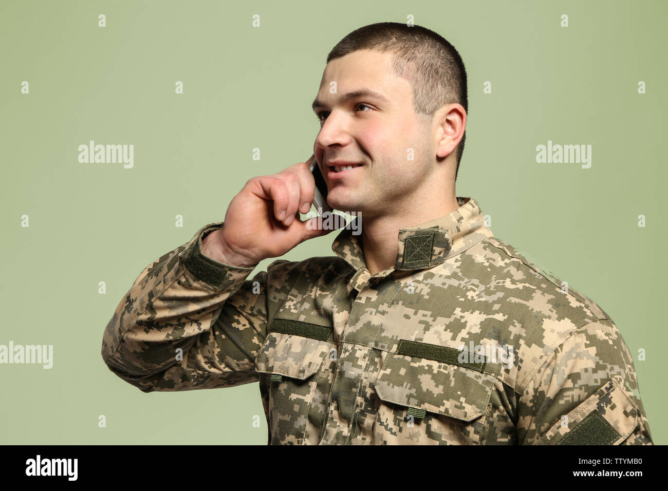 Army soldier talking on mobile hi-res stock photography and images - Alamy