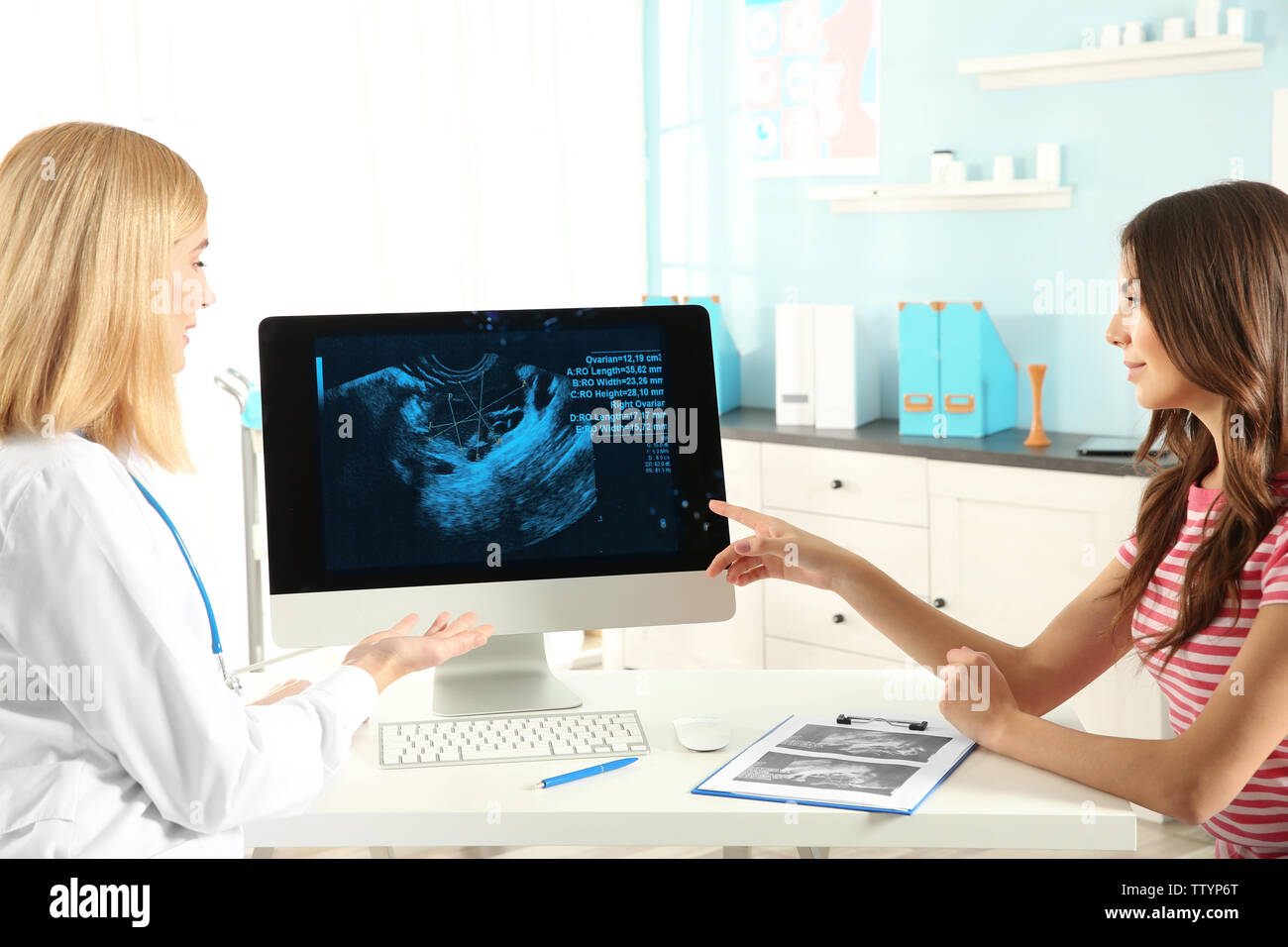 Child examine doctor computer hi-res stock photography and images - Alamy