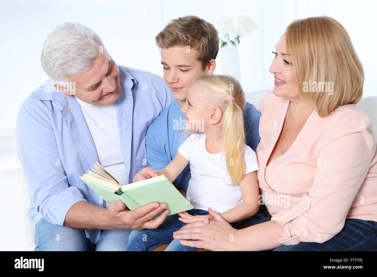 Grandparents reading to children hi-res stock photography and images ...