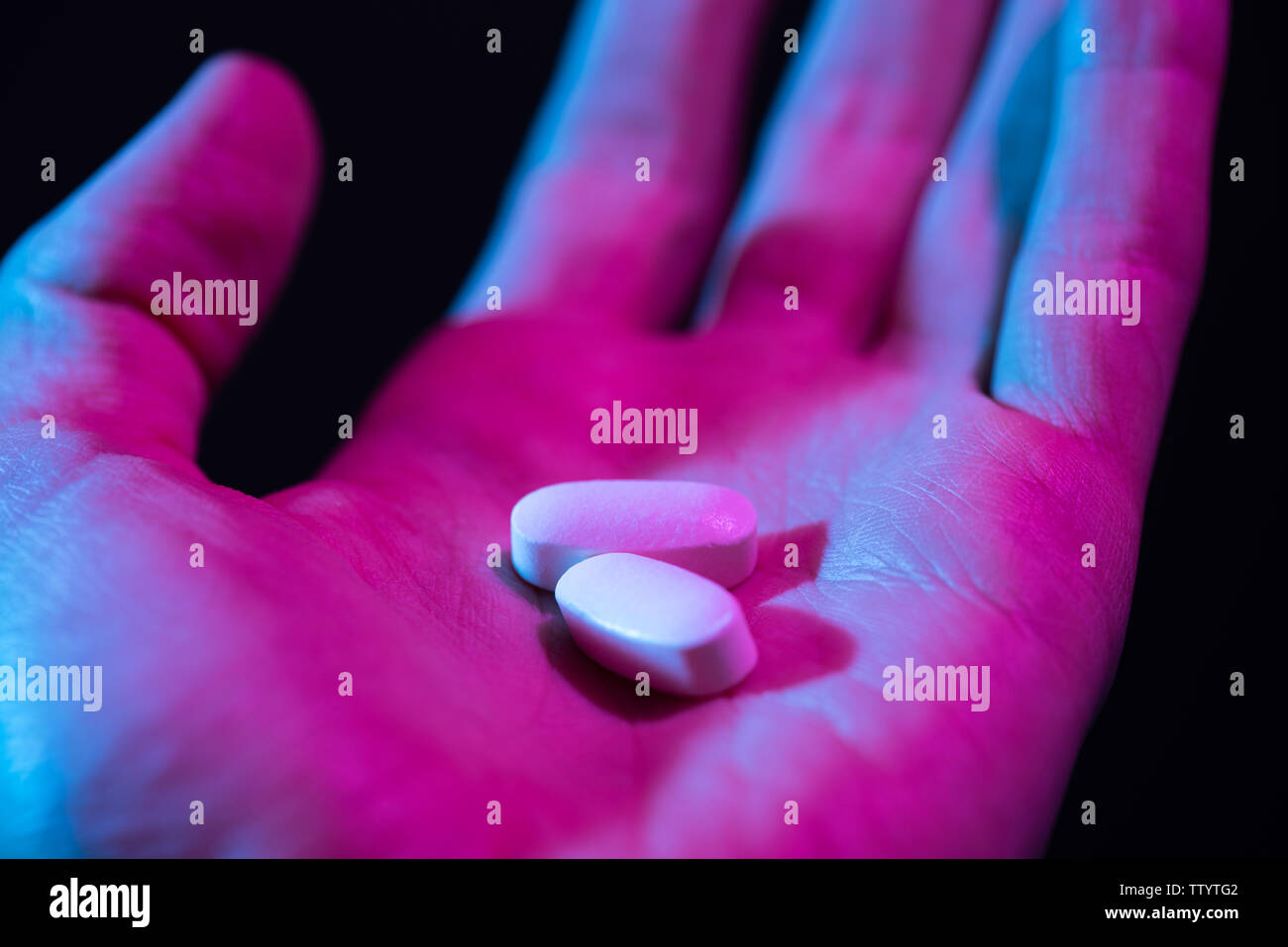 Drug tablets hi-res stock photography and images - Alamy
