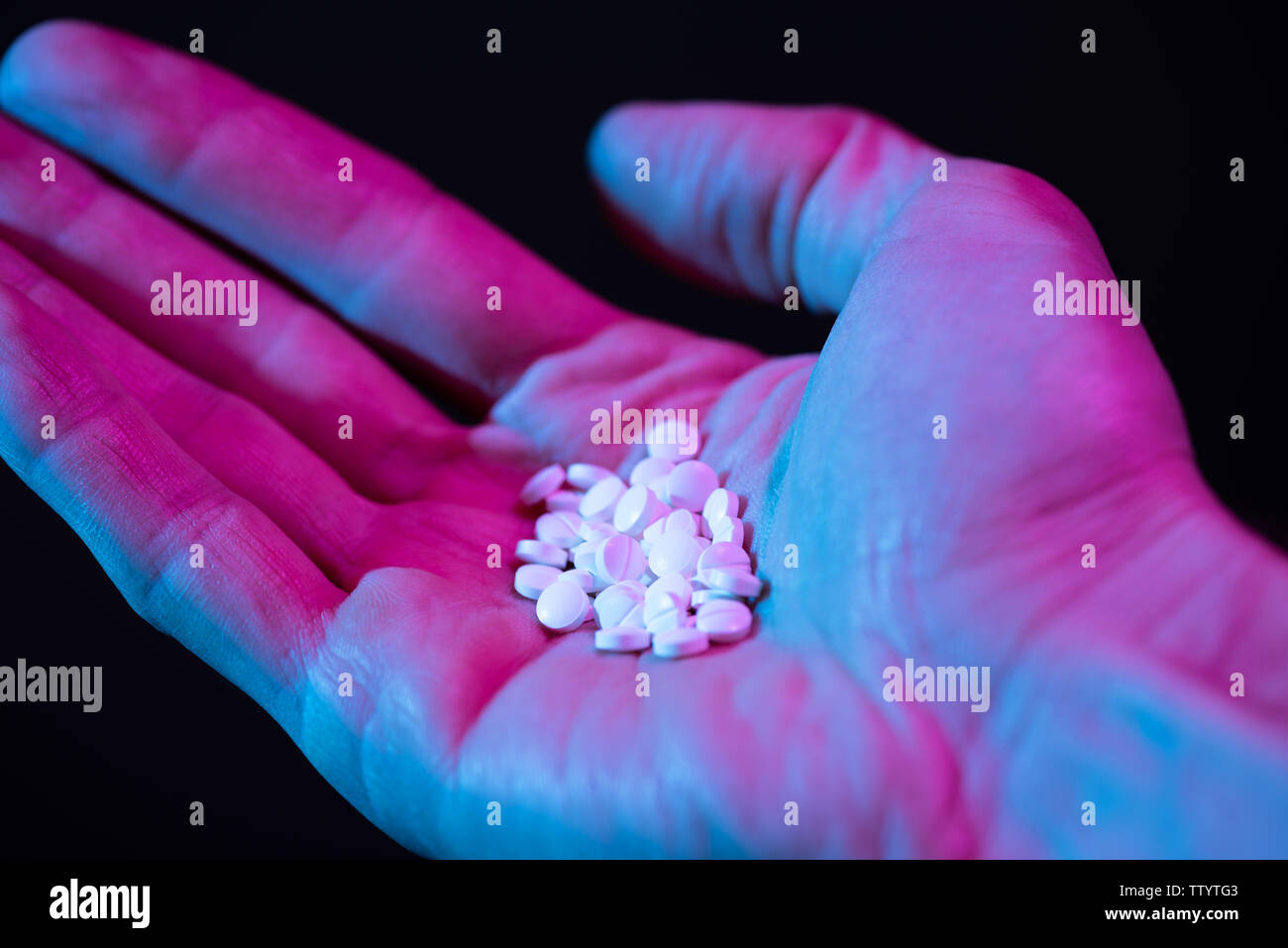 Drug tablets hi-res stock photography and images - Alamy