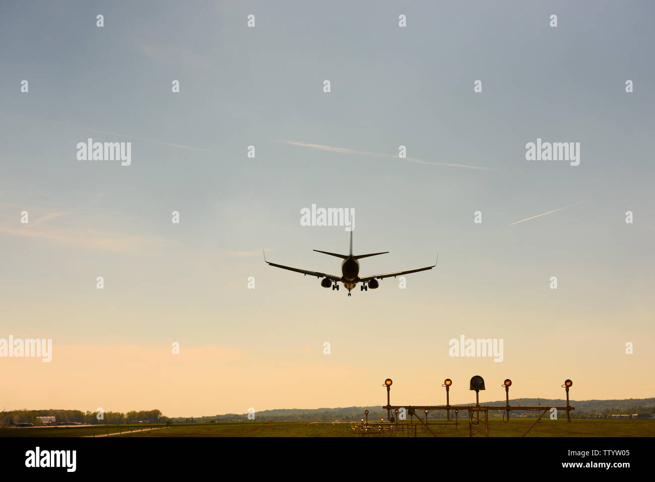 Airplane airport landing hi-res stock photography and images - Alamy
