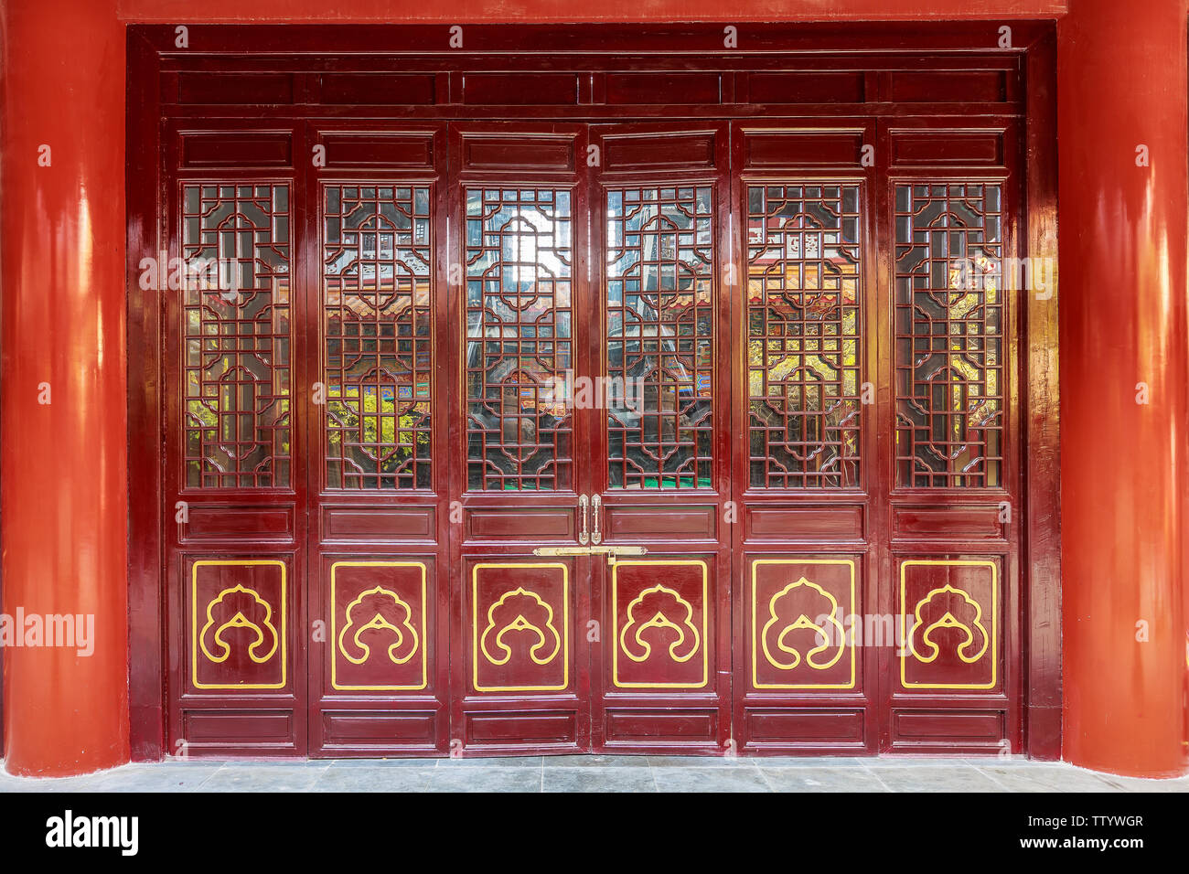 Chinese doors and windows Stock Photo - Alamy
