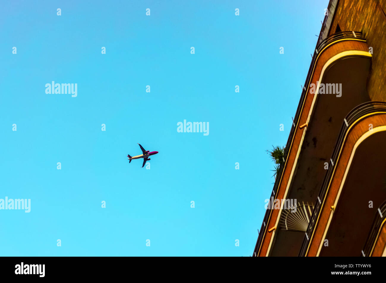Airplane flying over city hi-res stock photography and images - Alamy