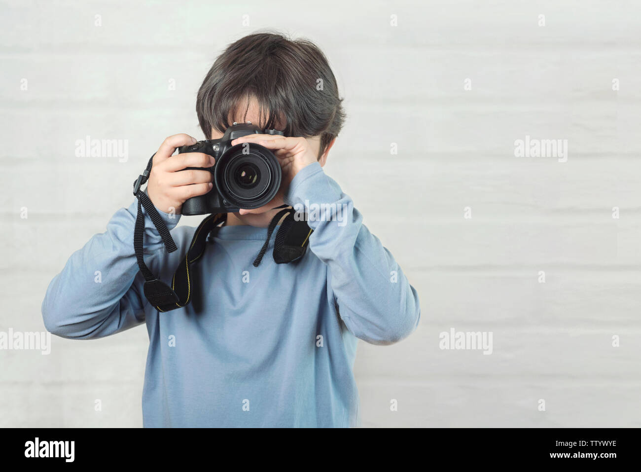 Child and camera hi-res stock photography and images - Alamy